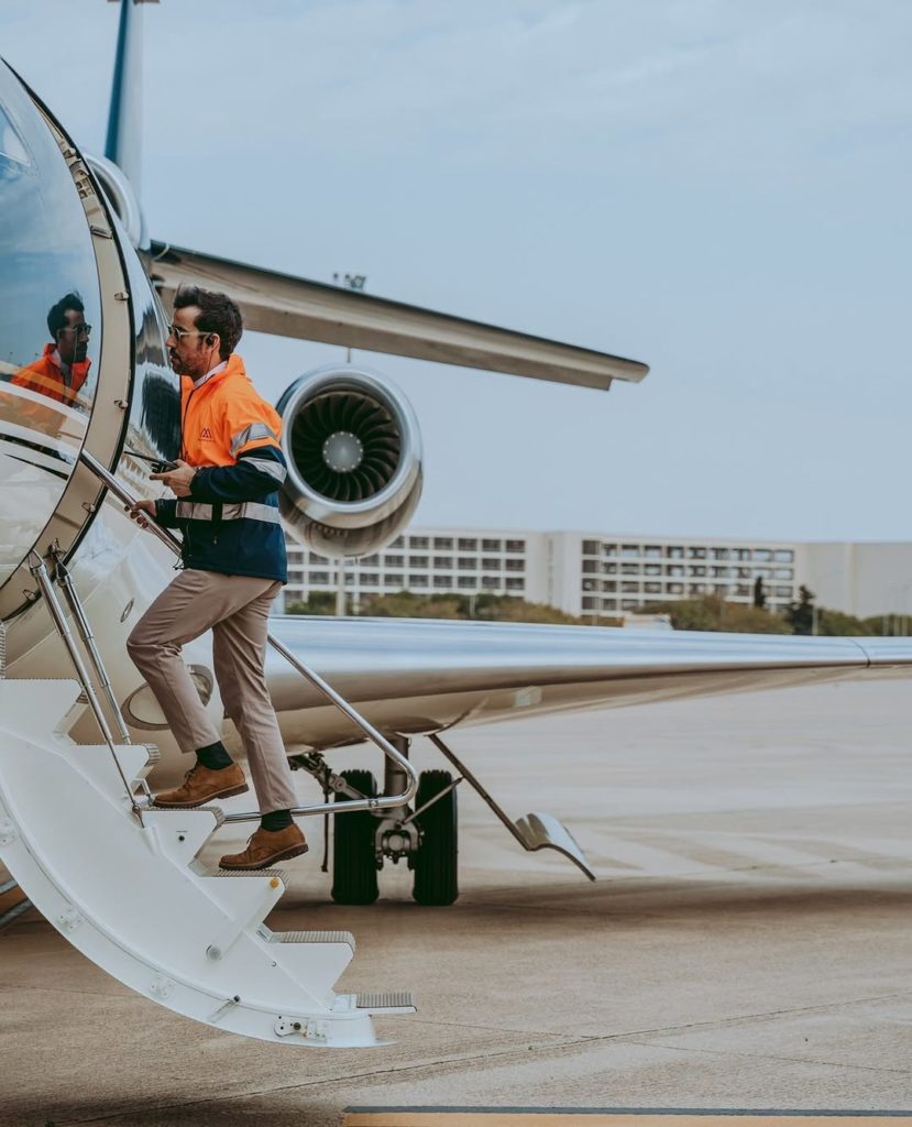 What is a charter flight: A guide to choosing your best flight option